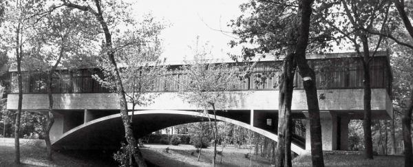 溪水居 House over the Brook – AWhouse